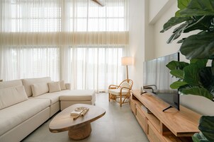 Apartamento | Sala de estar | Smart TV de 55 polegadas com canais digitais, Netflix