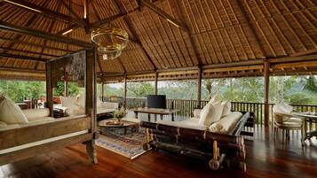 Villa, 3 quartos, piscina privativa | Sala de estar | Televisor LED de 40 polegadas com canais por cabo, televisor