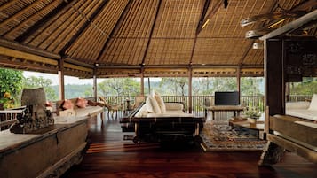 Villa, 3 quartos, piscina privativa | Sala de estar | Televisor LED de 40 polegadas com canais por cabo, televisor