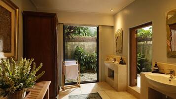 Villa, 3 quartos, piscina privativa | Casa de banho | Um polibã, um secador de cabelo, toalhas fornecidas, sabão