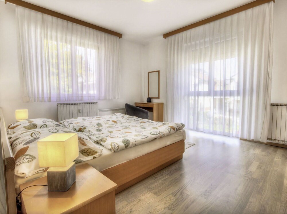 Herrliche Wohnung Für 4 Leute Mit Pool, Klimaanlage,  W-lan, Tv, Balkon Und Parkplatz - Ptuj