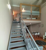 Dúplex Básico | Sala de estar | Televisor de 32 polegadas com canais via satélite 