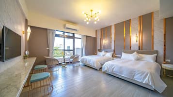 Quarto Quádruplo Deluxe, varanda | Minibar, com decoração personalizada, quartos insonorizados