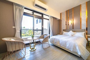 Quarto quádruplo luxo, sacada | Frigobar, individualmente decorados, quartos à prova de som