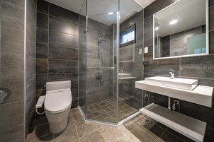 Quarto triplo elite, sacada | Banheiro | Chuveiro, produtos de toalete grátis, secador de cabelo, chinelos