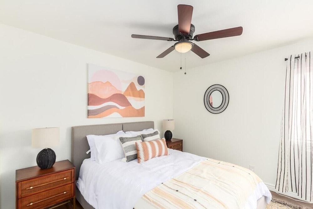 This Condominium Is A 2 Bedroom(s), 2 Bathrooms, Located In Scottsdale, Az. - Scottsdale, AZ