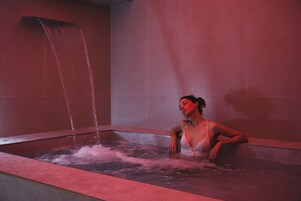 Sauna, banheira de hidromassagem 