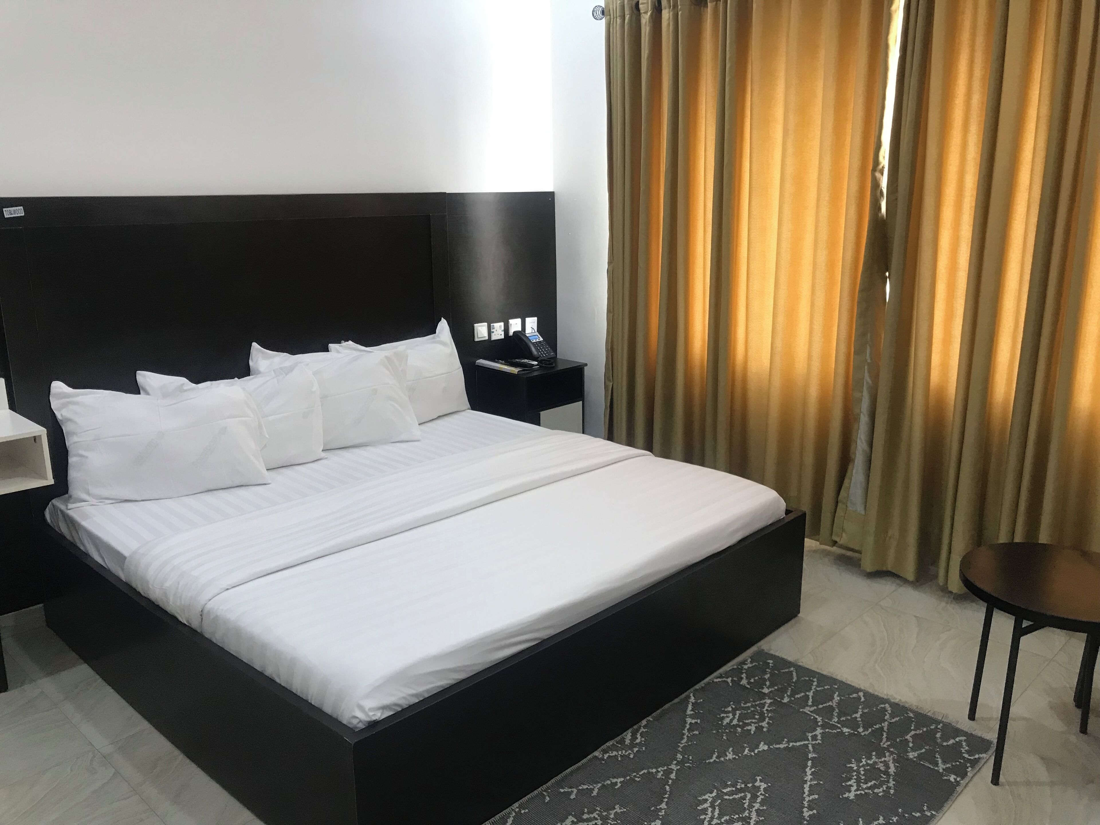 Secretária, secretária adequada para computadores portáteis 