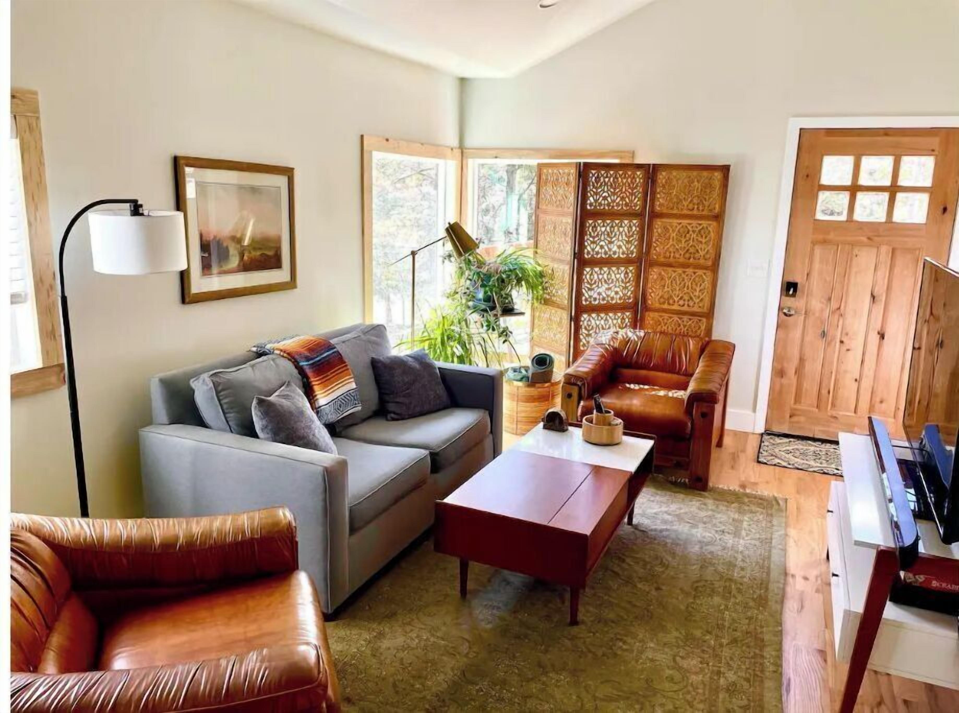 Modern, 2 Bedroom + Loft Cabin With Beautiful View. Perfect Getaway. Quiet! - エバーグリーン, CO