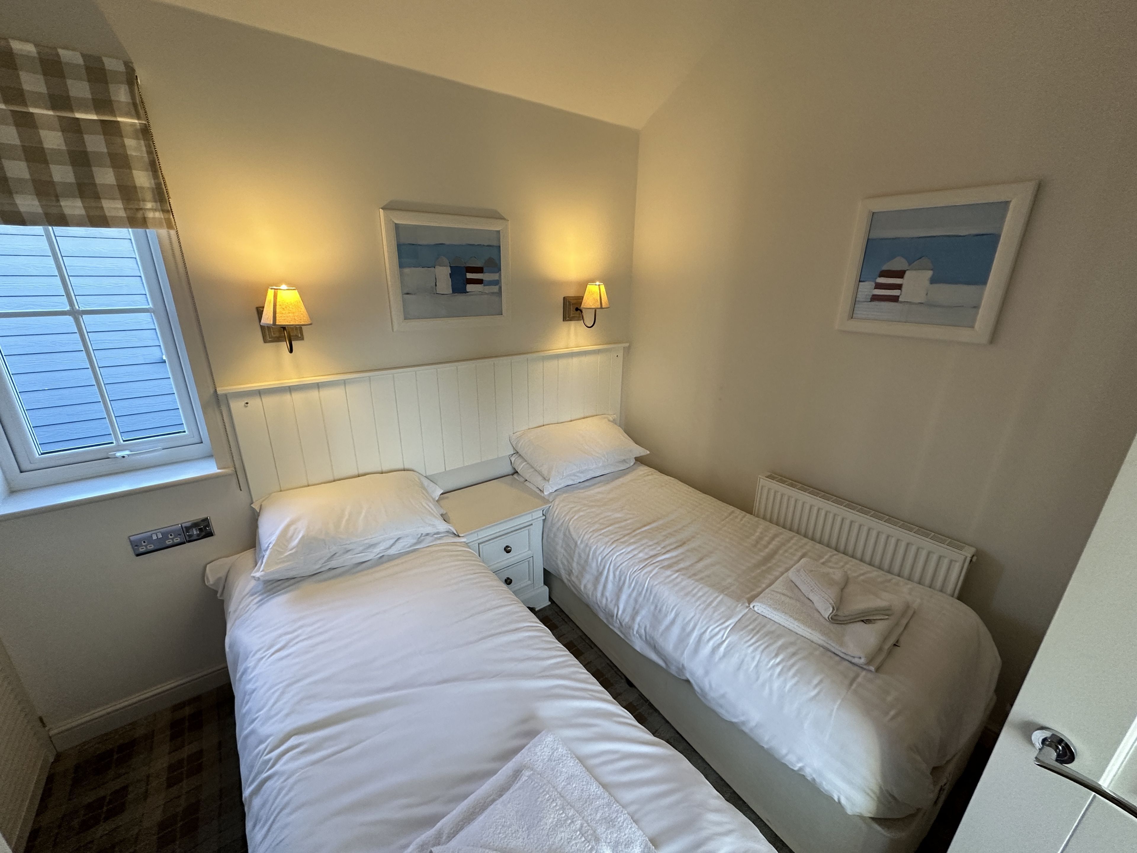 Stunning Beach House - Sleeping 4 In 2 Bedrooms - Pool And Beach Access Included. - Filey