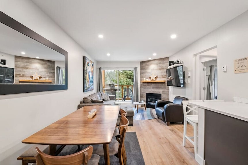 Townhouse With Massive Patio, Private Hottub, Bbq! - ウィスラー