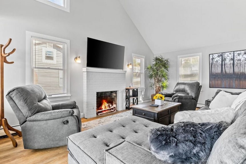 Beach House · Beautiful Beachfront House, Close To Burlington! - Vermont