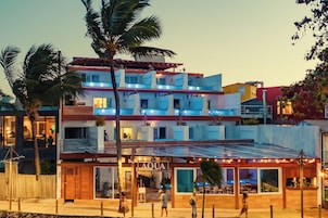 Hotel com vários andares e restaurante chamado 'AQUA' no andar térreo.