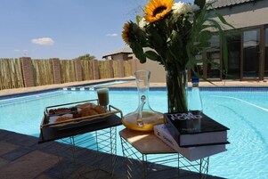 Piscina exterior, guarda-sóis 