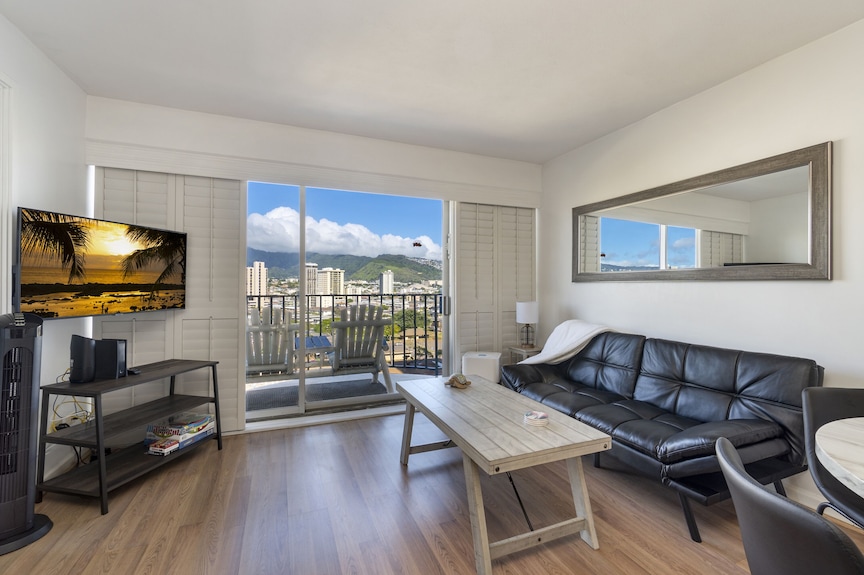 Iconic Whale Building Condo With Free Parking & Beach Gear 2br - Honolulu