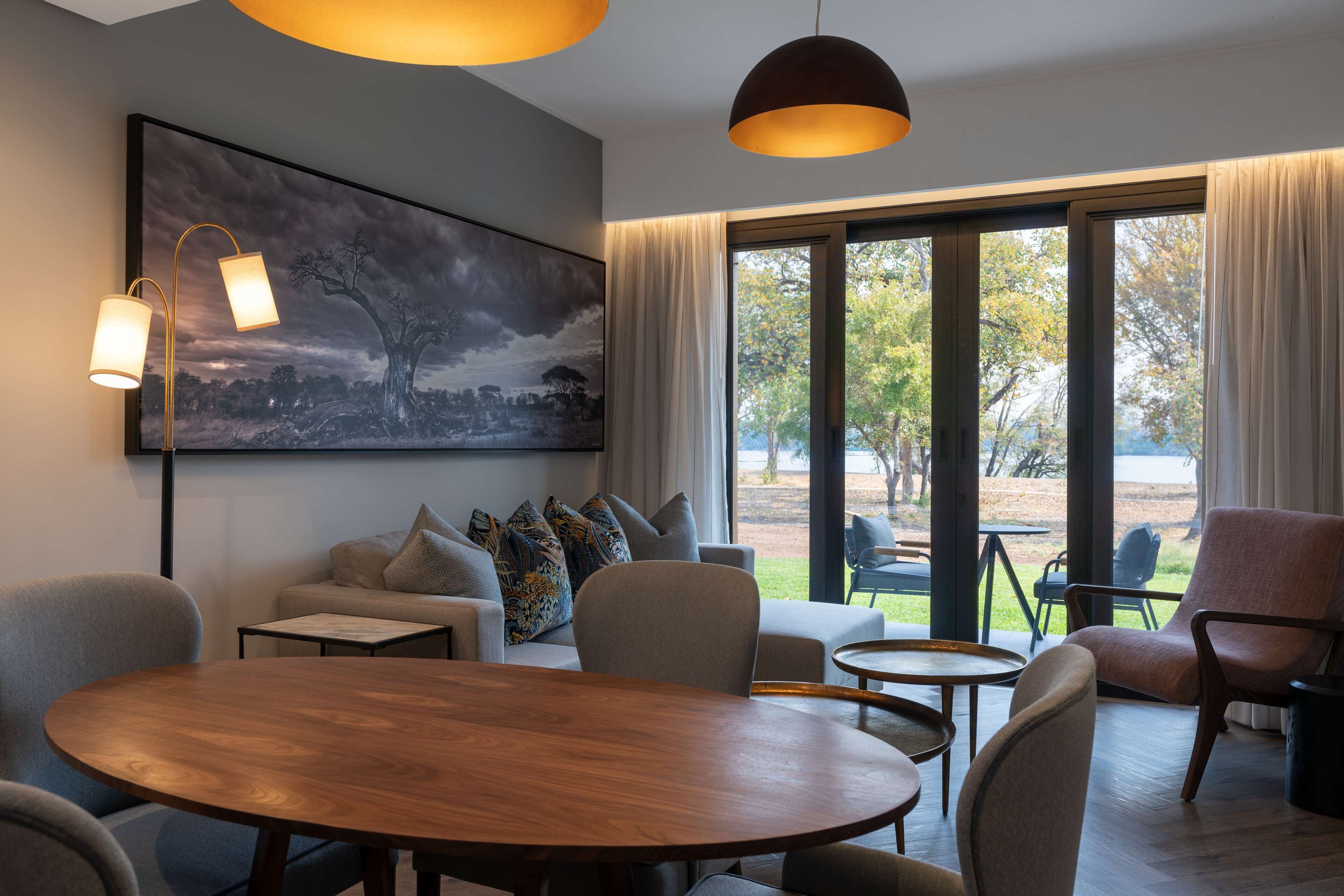 Suíte, terraço (Villa - Zambezi River View) | Edredons de pluma, frigobar, cofres nos quartos, escrivaninha