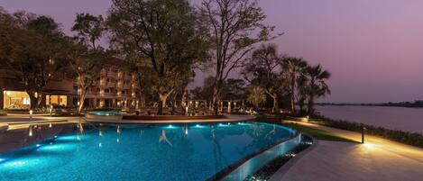 2 piscinas exteriores, da(s) 8:00 à(s) 21:00, toldos gratuitos