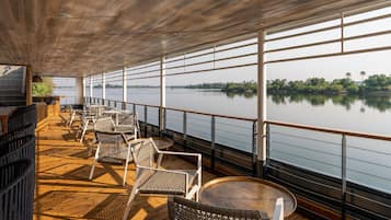 Serviço de café da manhã, culinária africana, vistas para a piscina
