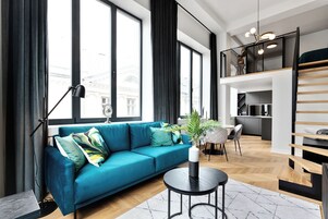 Loft Premium (Epic Studio - Loft) | Com decoração personalizada, com mobília individualizada 