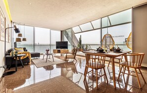 Apartamento luxo, 1 quarto | Área de estar | TV LED 50 polegadas com canais a cabo, TV