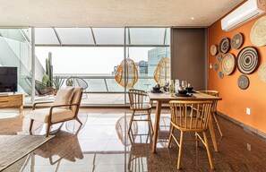 Apartamento luxo, 1 quarto | Área de estar | TV LED 50 polegadas com canais a cabo, TV