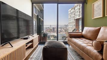Apartamento grand, vista para a cidade | Área de estar | TV LED 52 polegadas com canais a cabo, TV, pisos aquecidos