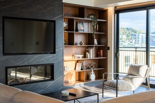 Penthouse de Luxo, Vista para a cidade (4 King Beds) | Sala de estar | Televisor LCD de 43 polegadas com canais por cabo 