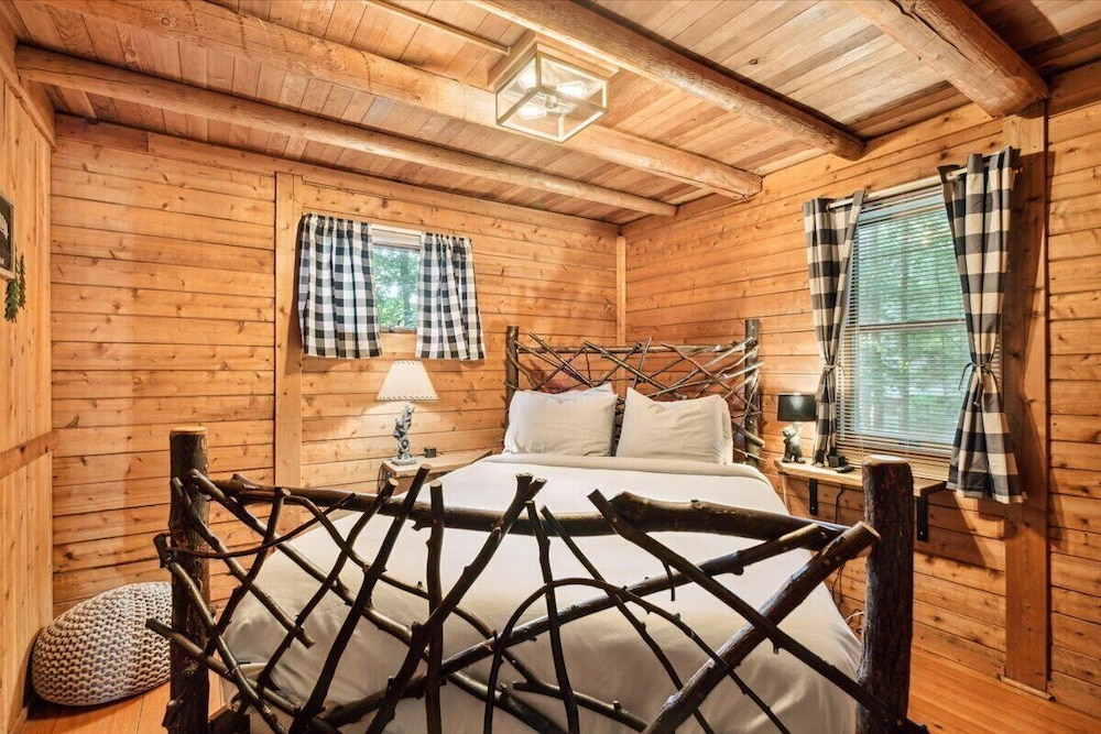 Cozy Bear-themed Mountain Cabin In Harpers Ferry With Relaxing Jacuzzi Hot Tub - Purcellville, VA