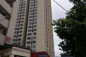 Um edifício alto de hotel, com vários andares e janelas.