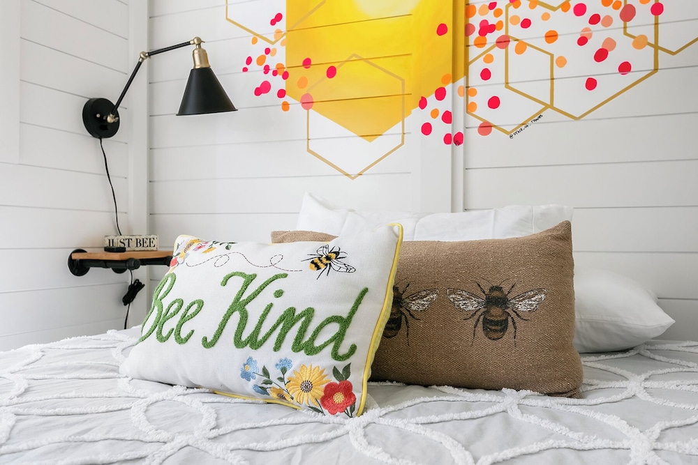 Bee At The Hive, 1/1 | Private Hot Tub | Gas Fire Pit | Cornhole - Texas