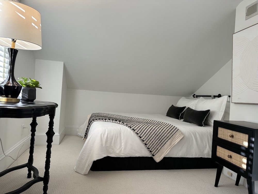 Top 1% Rated! High-end Neighborhood, King Bed, Fire Pit - Raleigh, NC