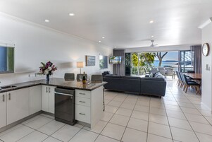 Apartamento Panorâmico | Cozinha privada | Um frigorífico/congelador grande, um micro-ondas, um forno 