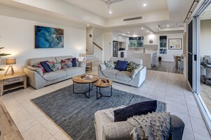 Apartamento panorâmico | Área de estar | TV LCD 48 polegadas com canais digitais, TV