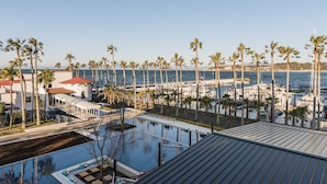 Uma marina com barcos, piscina e palmeiras.