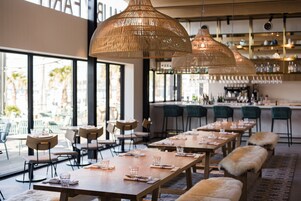 2 restaurantes, que servem almoços, jantares, também cozinha italiana 