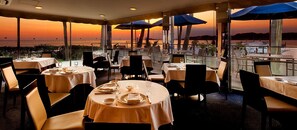 2 restaurantes, com serviço de almoço e jantar; culinária italiana