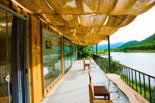 Quarto família, sacada, vista para o rio | Sacada