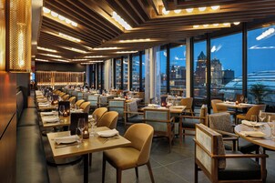 3 restaurantes: servem pequenos-almoços, almoços e jantares