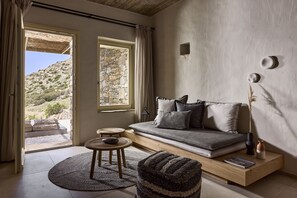 Suíte, piscina particular, vista para o mar | Área de estar | TV de tela plana 20 polegadas com canais via satélite, TV