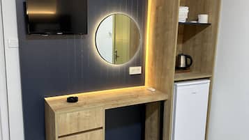 Quarto triplo standard | Ferros/tábuas de passar roupa, Wi-Fi de cortesia, roupa de cama