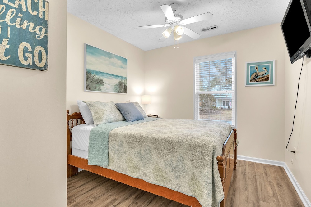 Ruff Life: Bungalow with Easy Beach Access - Oak Island | Vrbo