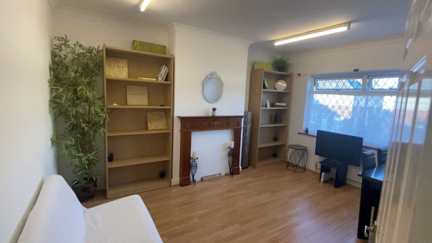 Large Cozy Independent Double Bedroom Apartment - Central - Slough