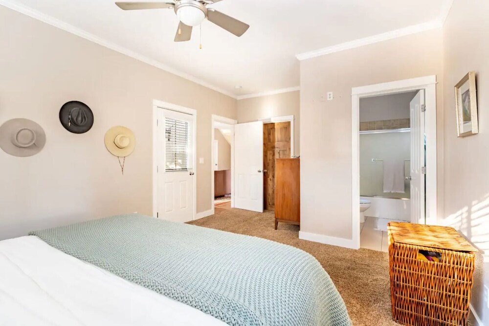 Energetic Southwest Style Home With Hot Tub - Bend, OR