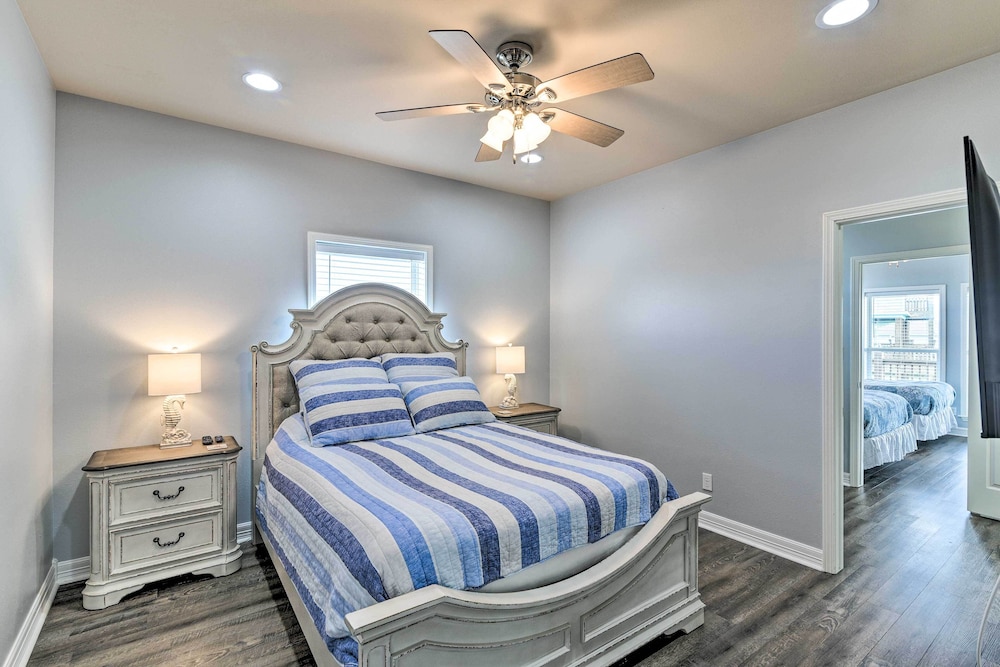 Group Getaway w/ Deck, Steps to Crystal Beach! - Crystal Beach | Vrbo