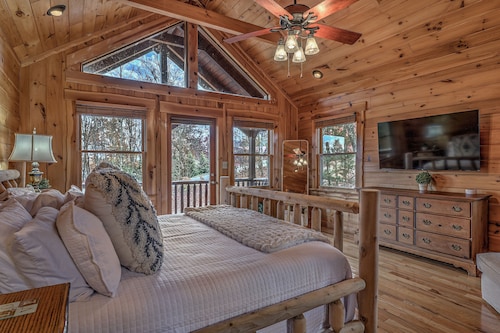 Mountain Lodge Sleeps 14-hot Tub, Game Room, Views - Blue Ridge, GA