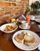 Café da manhã com pratos da culinária local grátis todos os dias