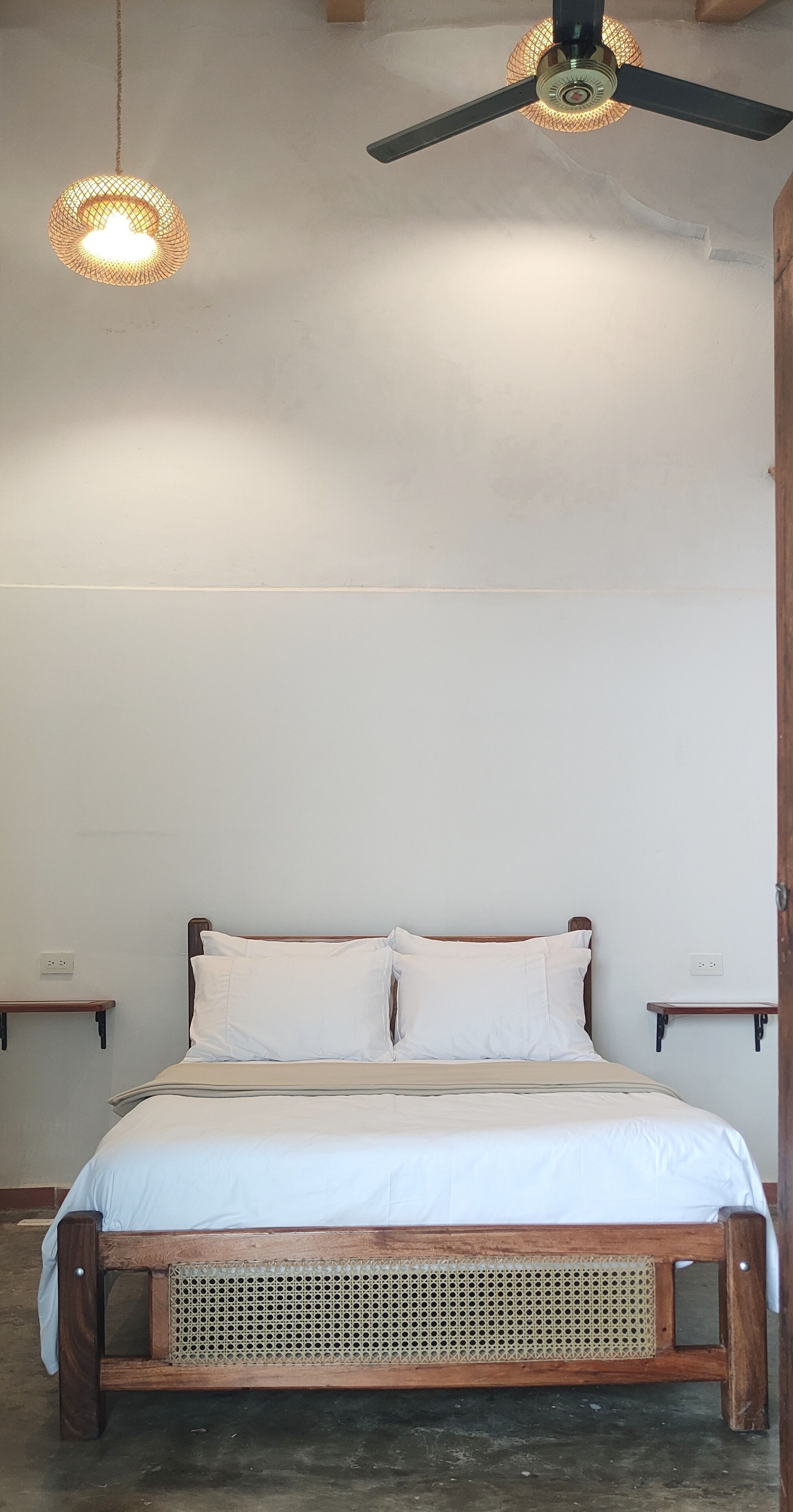 Roupas de cama premium, edredons de pluma, Wi-Fi de cortesia