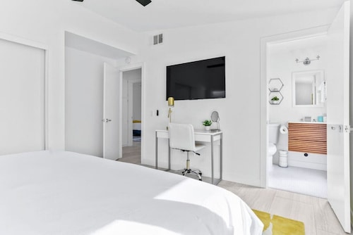 Vista Palm: Mountain Views, Heated Pool + Hot Tub - Palm Springs