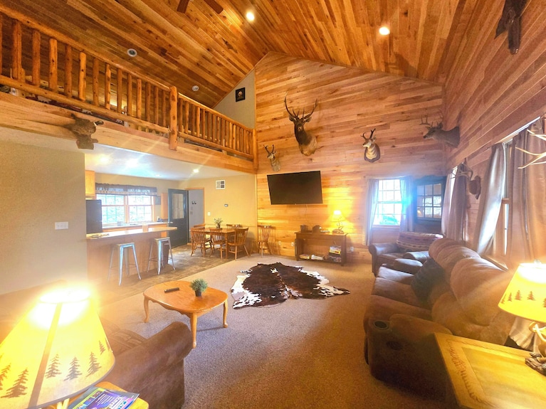 Log Cabin/ W Hot Tub, Outdoor Pool & Pool Table - Iowa