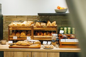 Café da manhã com pratos da culinária local diário (EUR 20 por pessoa) 